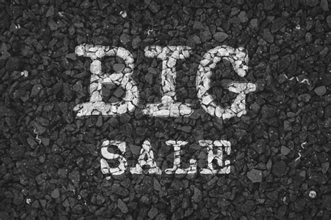 검은 색과 흰색 색 자갈은 작은 소용돌이 패턴 벡터 배경 및 복사 공간에 대한 나머지 공백 또는 비어 있는 왼쪽 가장자리의 자갈 길에 그려진 텍스트 Big Sale과 소박한