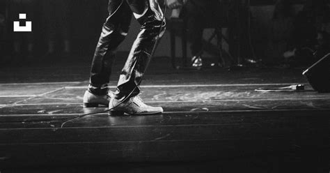 전자 키보드를 연주하는 남자 근처에서 전자 기타를 연주하는 남자의 회색조 사진 사진 Unsplash의 무료 음악 이미지