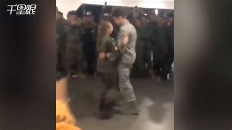 实拍！尼日尔军事基地内 美国士兵与俄军女兵拉手跳舞