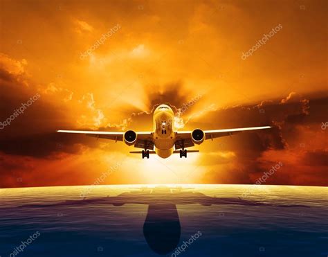 Avión jet de pasajeros volando sobre el hermoso nivel del mar con
