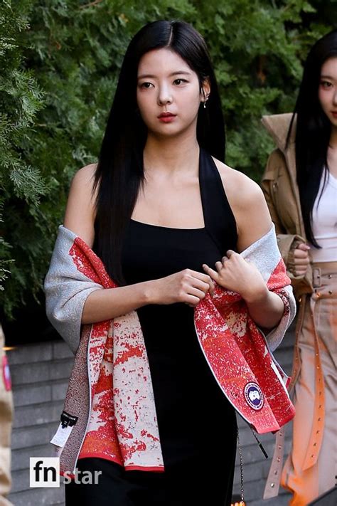 포토 있지 리아 빨간 입술 파이낸셜뉴스
