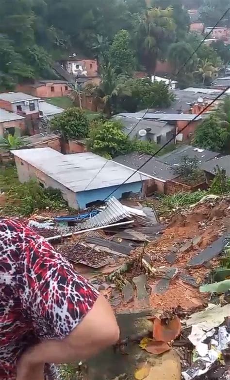 Deslizamento De Terra Destrói Casas Na Zona Sul De Manaus