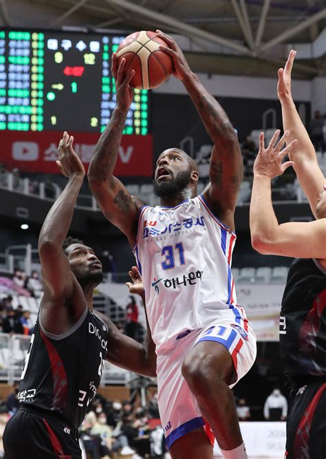 프로농구 Lg 적지서 캐롯에 85 84 신승 2연패 탈출 종합