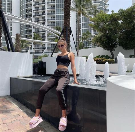 Valentina Vackova Scrolller