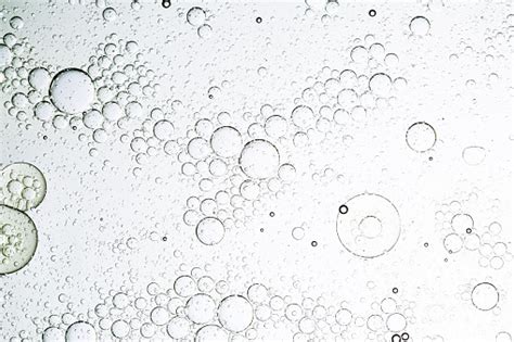 거품 질감 매크로 과학 실험 회색 배경에 투명 피펫에서 쏟아지는 거품이 있는 얼굴 세럼의 방울 화장품 광고를 위한 웹 배너