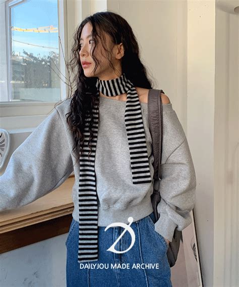 3천장판매made 수잔 크롭 오프숄더 맨투맨기모버전 추가 4 Color