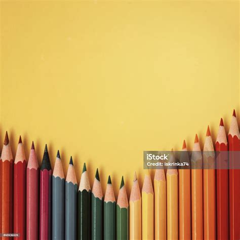 Lápiz De Color Sobre Papel Amarillo Para Dibujar El Círculo De Color