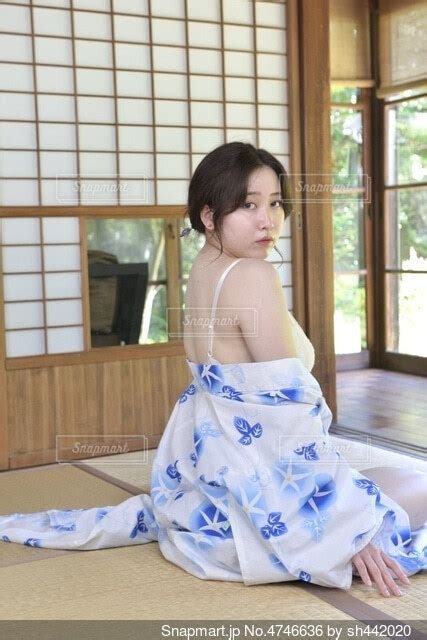 畳の上に座りはだけた浴衣姿でポーズをとる若い女性の写真・画像素材 Snapmart（スナップマート）