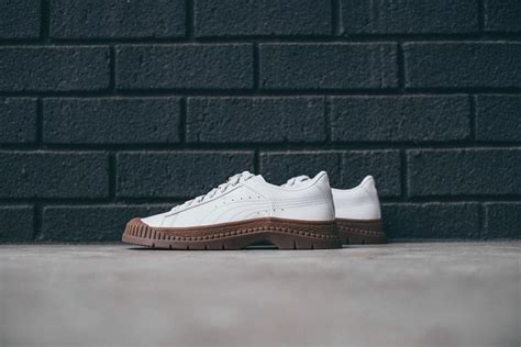 흰색과 주황색 나이키 운동화 사진 Unsplash의 무료 회색 이미지