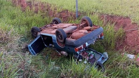 Motorista embriagado perde controle da direção e capota carro