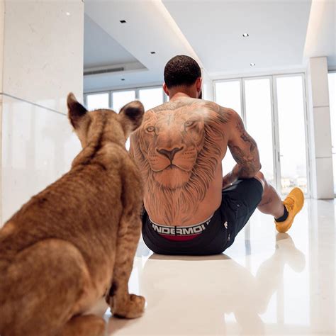 Las Fotos Del Futbolista Memphis Depay Con Un Exótico Animal Que