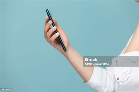 파란색 배경에 광고를위한 흰색 화면이있는 스마트 폰으로 여성의 손을 클로즈업합니다 붙여넣기 복사 Brand Name Smart