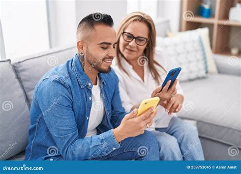Madre E Hijo Hombres Y Mujeres Que Usan Smartphone En Casa Imagen De Archivo Imagen De Casa