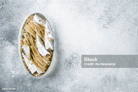 캔닝 멸비 플라스틱 용기 회색 배경 상단 보기 플랫 레이 카피 스페이스 와 텍스트 공간 0명에 대한 스톡 사진 및 기타 이미지 Istock