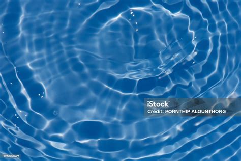 표면에 잔물결이 있는 푸른 물 흐릿한 투명 블루 색상 맑고 잔잔한 수면 질감 물보라와 거품이 있는 디포커스 빛나는 패턴 질감 배경의 물결 0명에 대한 스톡 사진 및 기타