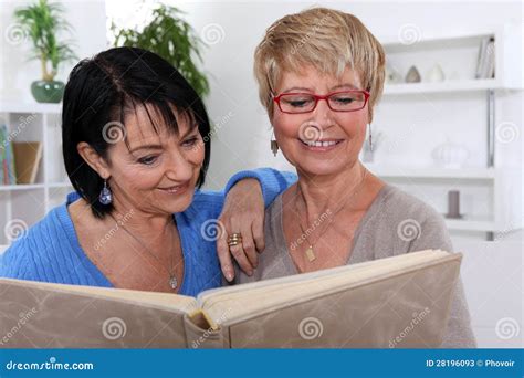 Frauen Die Fotoalbum Betrachten Stockbild Bild Von Fotographie