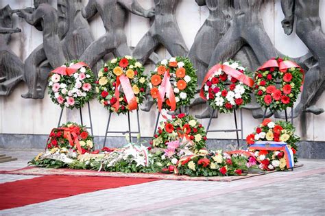 Со положување цвеќе на Партизанските гробишта во Бутел започнаа празничните свечености по повод