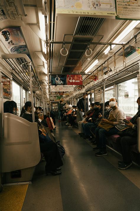 기차에 앉아있는 사람들 사진 Unsplash의 무료 일본 이미지