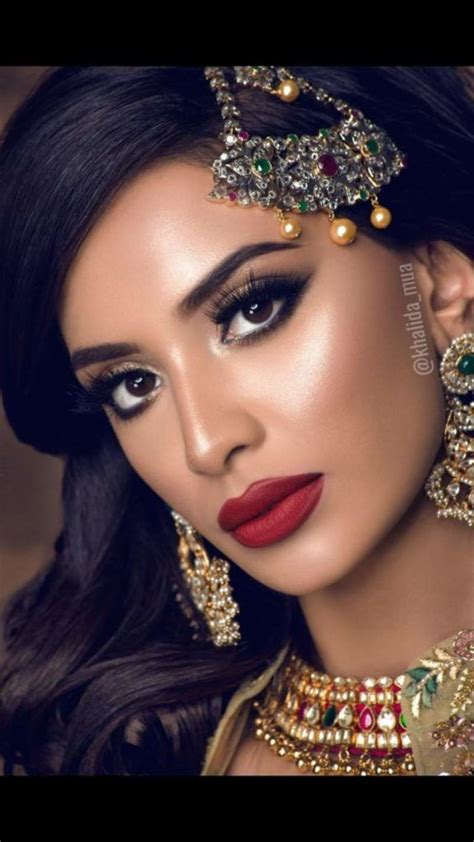 Smokey Eyes With Red Lips Thats Sensous And Seductive Hike N Dip