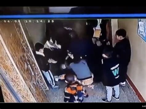 “Лифтэнд олуулаа суулаа” гэх шаардлага тавьсан хүнийг бүлэглэн зодсон охидыг олж тогтоожээ