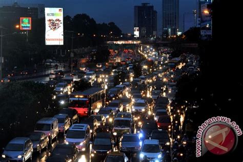 10 Tips Berkendara Aman Saat Musim Hujan