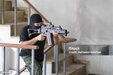 블랙 마스크 블랙 셔츠에 강도 및 위장 바지 목적 기관총 그는 계단에서 몰래입니다 검은색에 대한 스톡 사진 및 기타 이미지 검은색 검은색 마스크 변장 겨냥 Istock