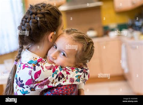 Zwei Kleine Mädchen Schwestern Umarmen Stockfotografie Alamy