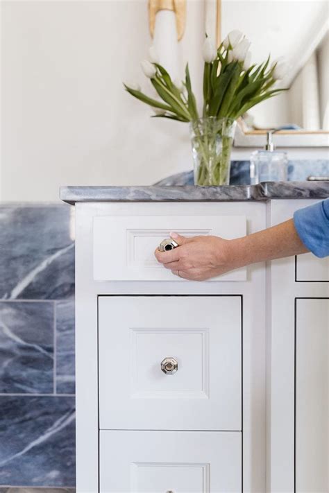 Use Knobs Or Pulls For Unique Kitchen Cabinet Hardware Bluegraygal