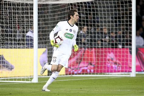 Veteran Goalkeeper From Lyon Undertakes Medicals Ahead Of Ac Milan Move