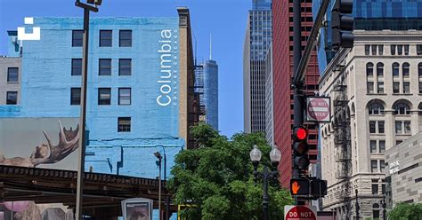 낮에는 빨간색과 파란색 콘크리트 건물 사진 Unsplash의 무료 광 이미지