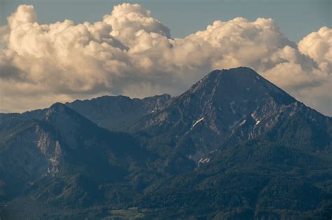 오스왈디베르크 오스트리아 알프스의 산인 도브라치의 가까이에서 볼 수 있습니다 산의 측면은 바렌과 날카롭습니다 0명에 대한 스톡