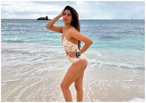 Shreya Dhanwanthary Shares Bikini Photos श्रेया धनवंतरी ने बिकिनी