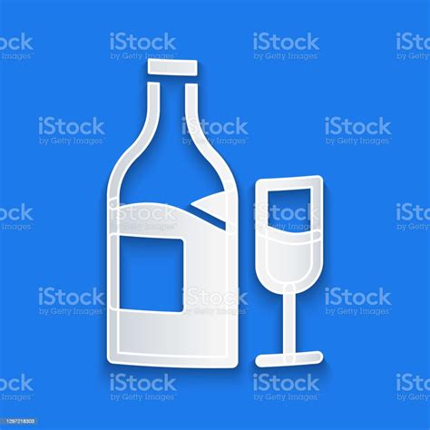 종이 는 파란색 배경에 고립 된 유리 아이콘와인 병을 잘라 종이 아트 스타일 벡터 0명에 대한 스톡 벡터 아트 및 기타 이미지 0명 까비네쇼비뇽 포도 단일 객체