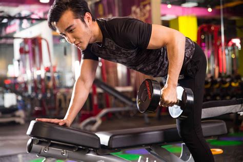 青年男人在健身房里健身 包图企业站