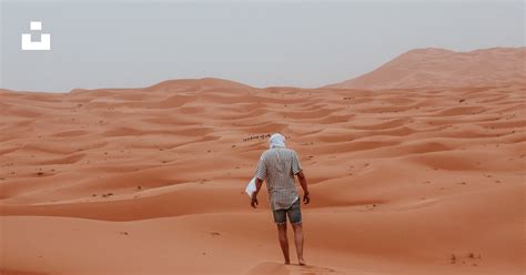 Foto Hombre Con Camisa Gris Caminando Por El Desierto Imagen Gris