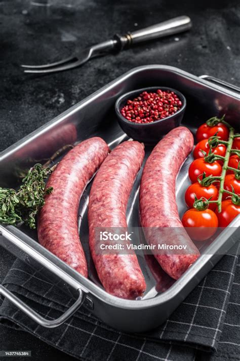 허브와 부엌 트레이에 조리되지 않은 생 양고기와 쇠고기 고기 소시지 검은 색 배경 위쪽 보기 바베큐그릴에 대한 스톡 사진 및 기타 이미지 Istock