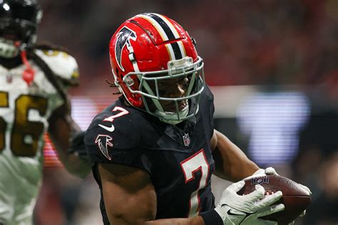 Falcons Keep Saints Out Of End Zone Win 24 15 Reuters