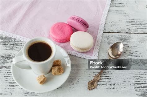 좋은 아침 좋은 하루 메시지 개념하얀 잔 거품 에스프레소 나무 배경에 다채로운 프랑스 마카롱과 커피 또는 갈색에 대한 스톡 사진
