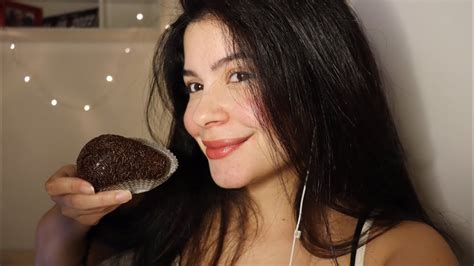 ASMR COMENDO COXINHA DE BRIGADEIRO MORANGO YouTube