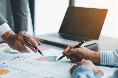 비즈니스 팀 협업은 재무 데이터 및 마케팅 성장 보고서 그래프와의 작업 분석에 대해 논의하고 회사의 이익을 창출하는 전략 계획에 대한 프레젠테이션 및 브레인스토밍을