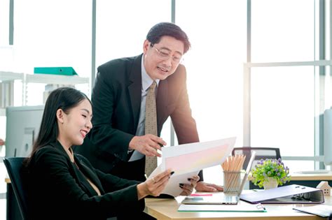 비즈니스 사람들은 사무실에서 함께 프로젝트 작업에 대해 논의하고 고위 사업가 가 직장에서 새로운 직원을 돕고 훈련합니다 컨퍼런스