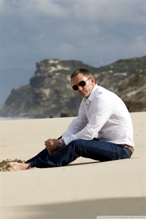 Daniel Craig Flashbacks Of A Fools 640x960 Wallpaper
