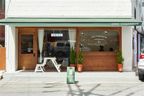 화이트and우드톤 10평 작은 커피숍 인테리어 디자인 카페 디자인 인테리어 디자인