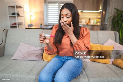 임신 테스트 결과를 알게 된 흑인 여성 임신 테스트에 대한 스톡 사진 및 기타 이미지 임신 테스트 25 29세 가정 생활