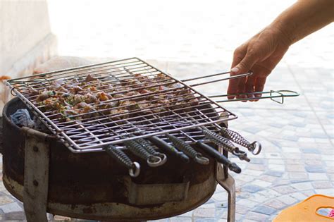 늙은 여자 구운 케밥 금속 꼬치에 요리입니다 불고기 바베 큐에 요리 바베 큐 신선한 쇠고기 고기 잘라 조각 전통적인 동부 요리