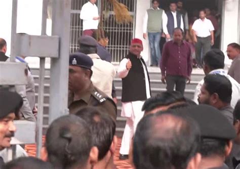 Mainpuri Election Sp Chief Akhilesh Yadav Casts His Vote Alleges