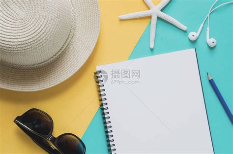 暑假最小背景概念黄色和蓝色背景上有草帽太阳镜海星铅笔耳机的空白笔记本带有复制空间的顶视图高清图片下载 正版图片503656796 摄图网