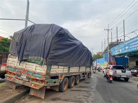 រថយន្តធន់ធំបេីកលឿនរ៉េចង្កូតឡេីងលេីឃឿនពុះចែកទ្រូងផ្លូវបុកបង្គោលប៉ាន់ណូនឹងបង្គោលភ្លើងរងការខូចខាតយ៉