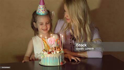 엄마와 딸 소원을 만드는 생일 케이크에 촛불을 날 려 소녀 생일 가정 생활에 대한 스톡 사진 및 기타 이미지 가정 생활