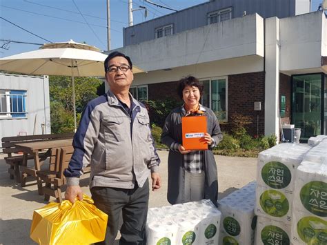 근로자의 날을 기념 선물 증정식 Dwp대왕페이퍼